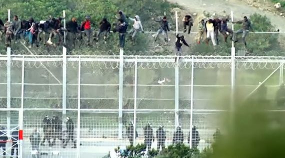 vidéo quelque 1.000 migrants nord africains forcer frontière Ceuta ...